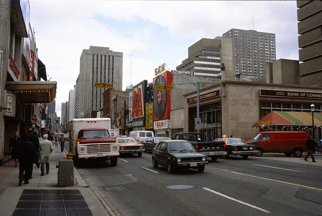 20 Interesting photos of Yonge Street, Toronto in the 1970s - The ...