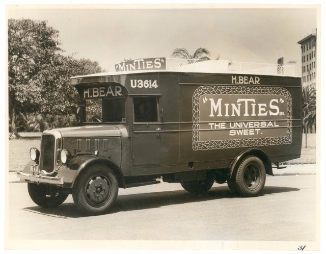A photo collection of old Australian commercial trucks - The Vintage News