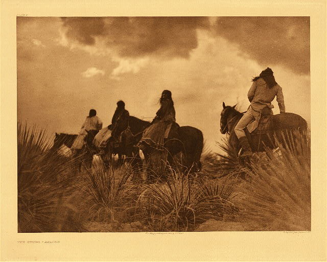 Stunning photos glimpse into the everyday life of Apache Native ...