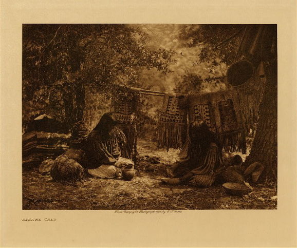 Fascinating photos glimpse into the everyday life of Apache Native ...