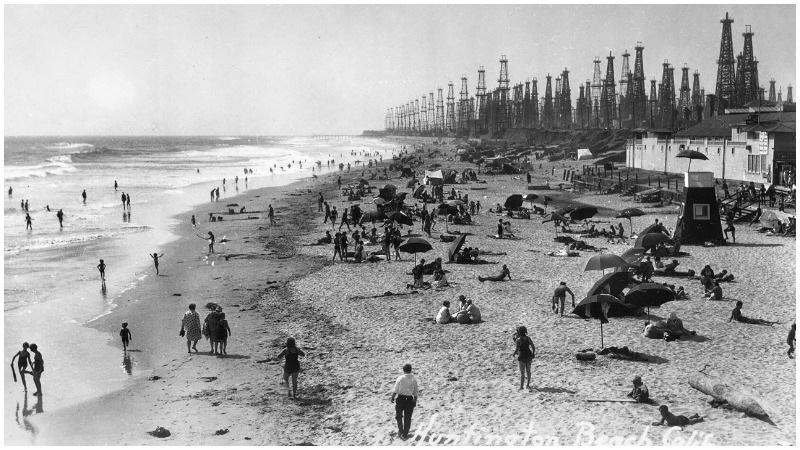 Photos: When Old California was Bursting with Oil Rigs - The Vintage News