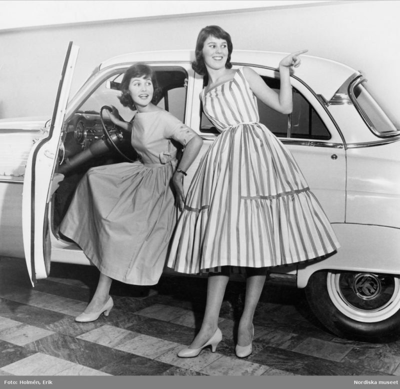 Vintage Fashion - 1950s Teenage Girls with their Doo Wop Dresses - The ...
