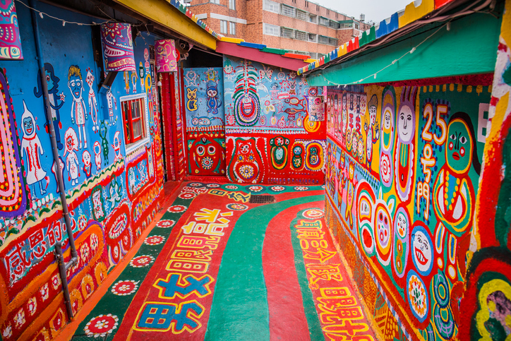 94-yr-old Veteran Turns Condemned Village into a Multicolor Wonderland ...