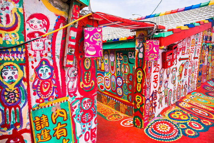 94-yr-old Veteran Turns Condemned Village into a Multicolor Wonderland ...