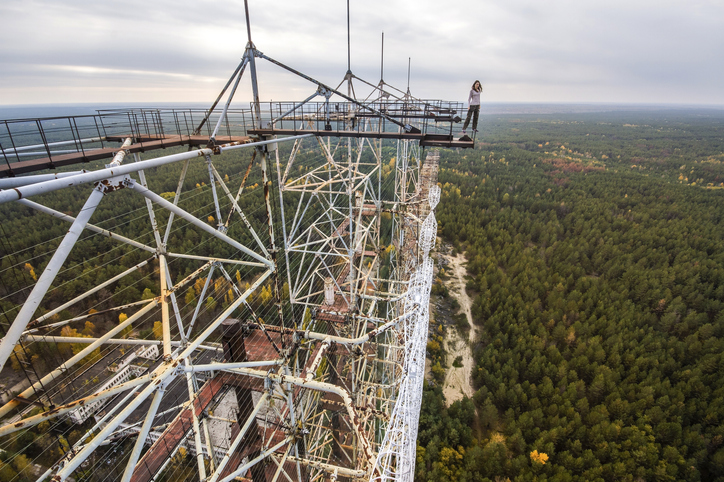 Brave Tourists Visit Chernobyl to See this Enormous Abandoned Radar ...