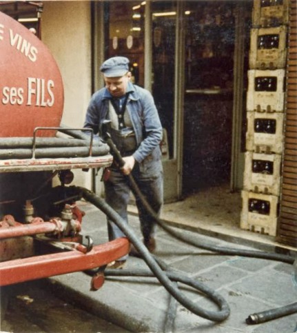 Beautiful color photos show the everyday life in Post-War Paris in the ...