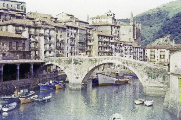20 Vintage color photos glimpse into everyday life in Spain in 1950s ...