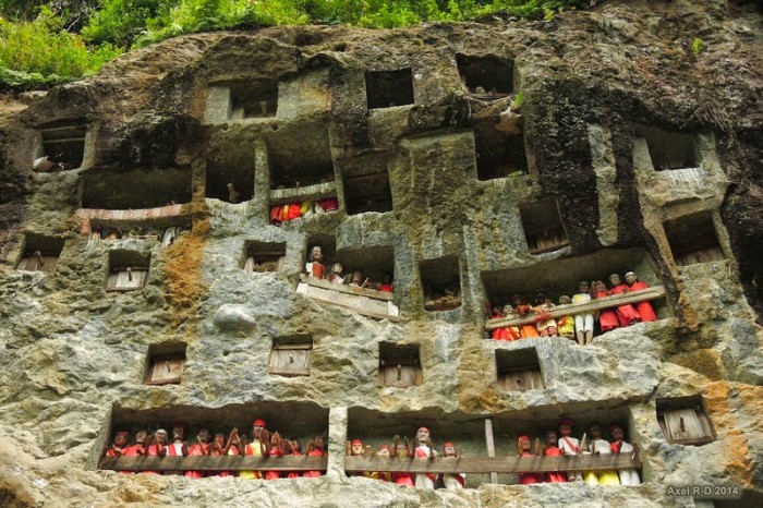 The Toraja people and their unique burial rites | The Vintage News