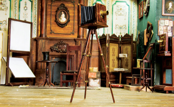 Say "Cheese"-Artist created a tiny 1900s photographic studio and it's ...