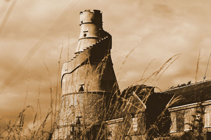 The Wonderful Barn in Ireland: Unusual and striking structure ...