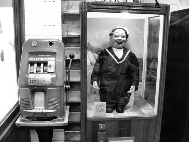 The Laffing Sal: A creepy animatronic character that was every child's ...