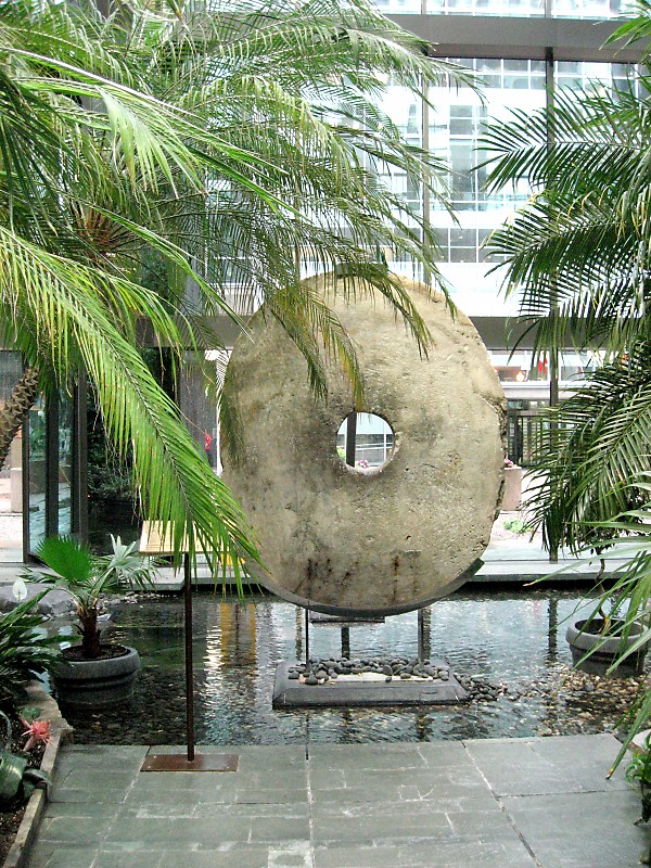 The Rai Stones - Huge stone wheels used as currency on the island of Yap | The Vintage News