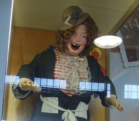 The Laffing Sal: A creepy animatronic character that was every child's ...