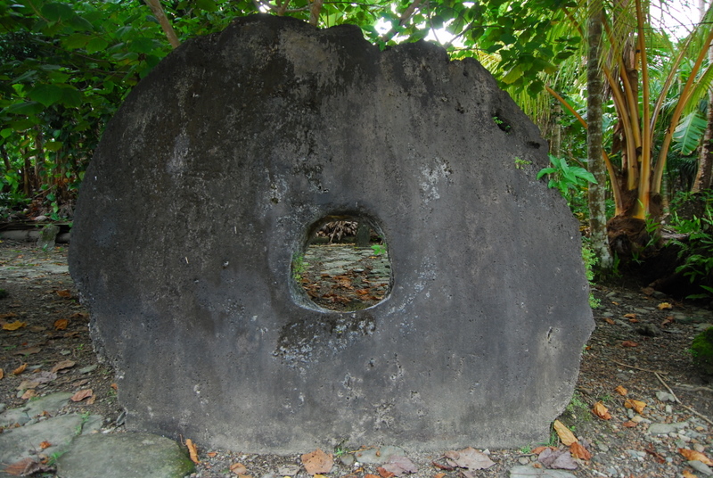 The Rai Stones - Huge stone wheels used as currency on the island of Yap | The Vintage News