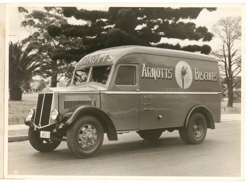 A photo collection of old Australian commercial trucks | The Vintage News