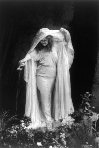 Loie Fuller, the pioneer of modern dance, performed like a dancing ...
