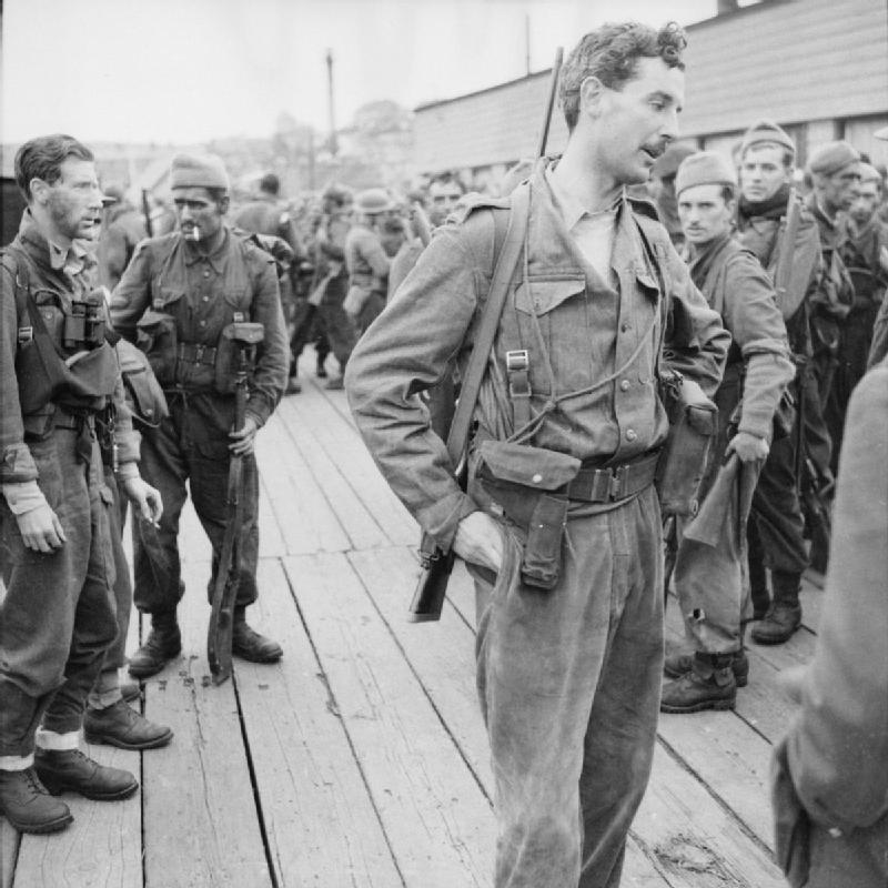 Bill Millin, the British army piper who played his bagpipes on Sword ...