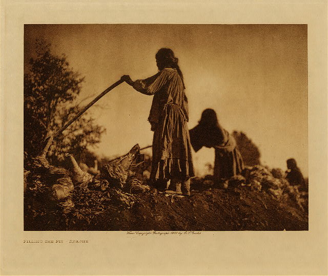 Fascinating photos glimpse into the everyday life of Apache Native ...