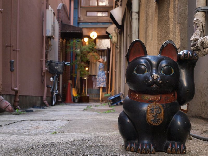 Maneki-Neko: one of the most popular lucky charm figurines in Japan ...