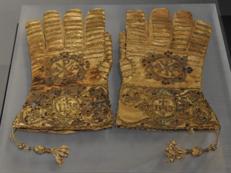 Gauntlet gloves: used by knights in the Middle Ages, today they are ...