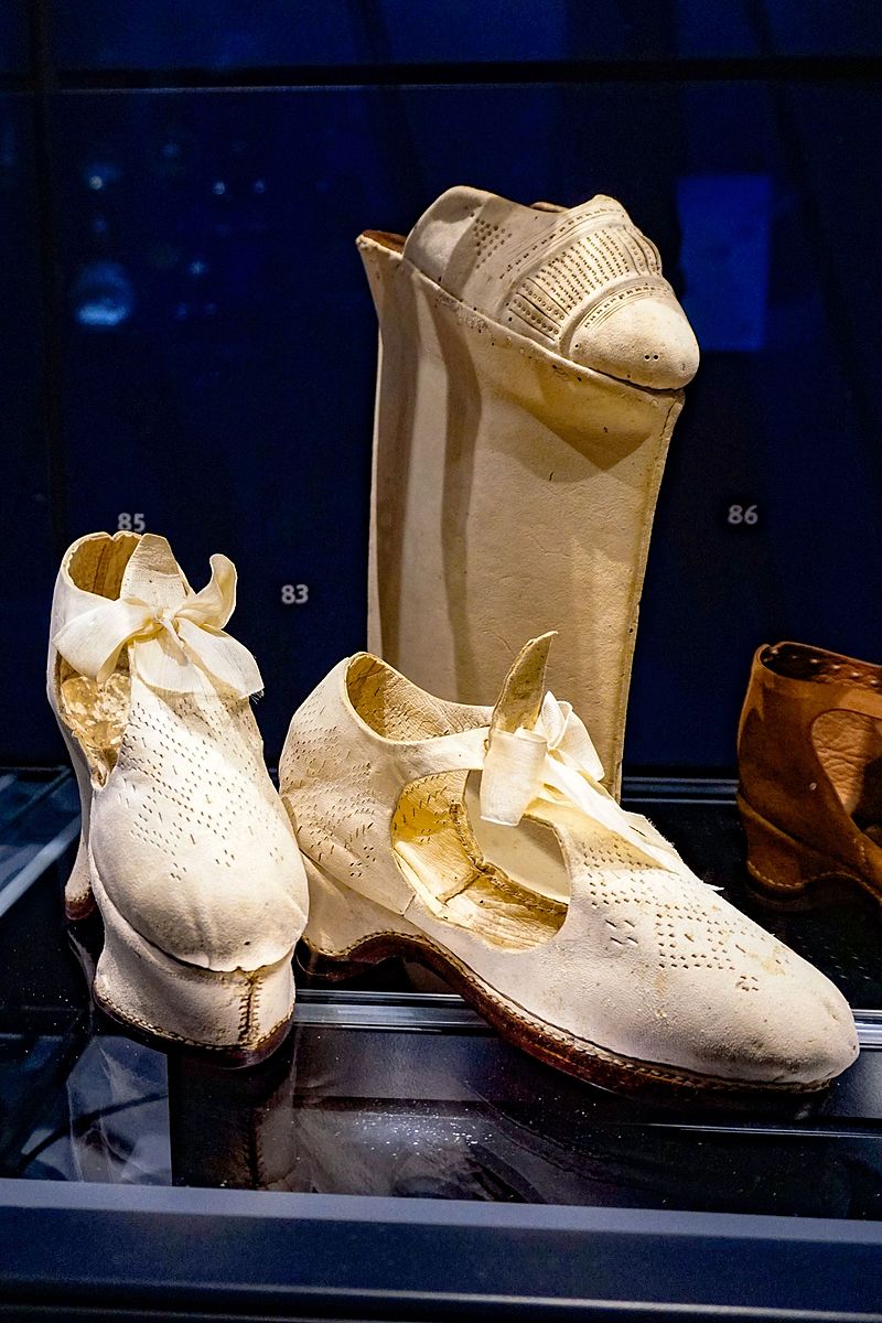 Chopines: Renaissance platform shoes popularly worn in Venice by both ...