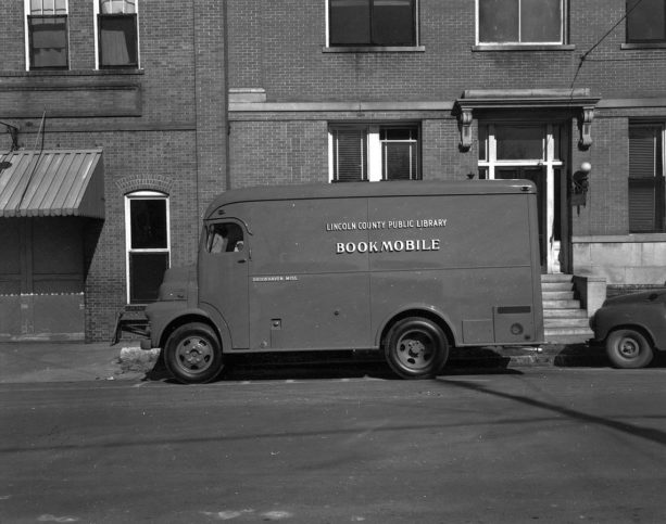 Fascinating photos of American Bookmobiles in the past ... | The ...