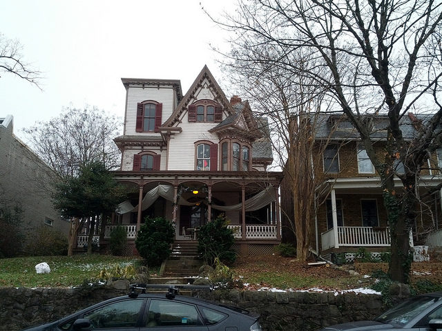 Carpenter Gothic: The style of wooden house seen in the famous painting ...