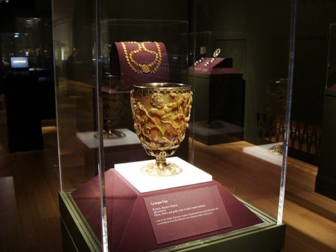 The Lycurgus Cup- A 4th-century Roman glass cage cup that changes color ...