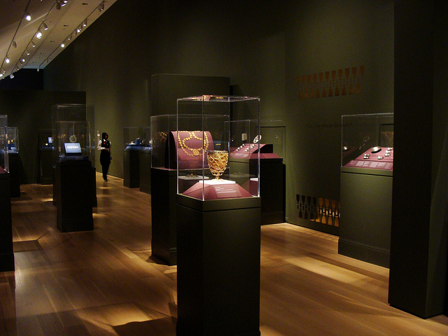 The Lycurgus Cup: The luxurious Roman cage cup changes color when lit ...