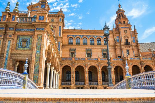 Plaza de España in Seville enthralls visitors and adorns film sets ...