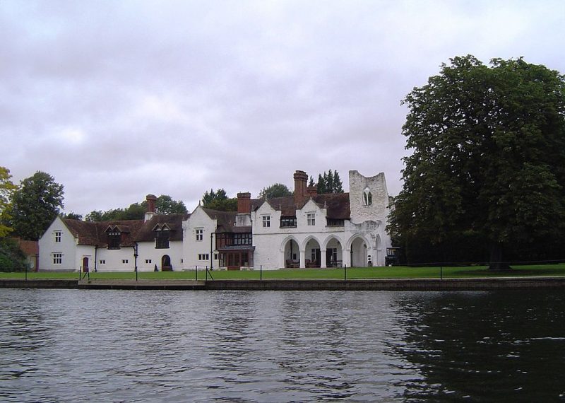 Medmenham Abbey - Home of the Notorious Secret Society 'Hellfire Club ...