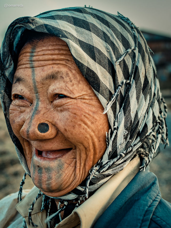 The Apatani tribe women and their startling nose plugs | The Vintage News