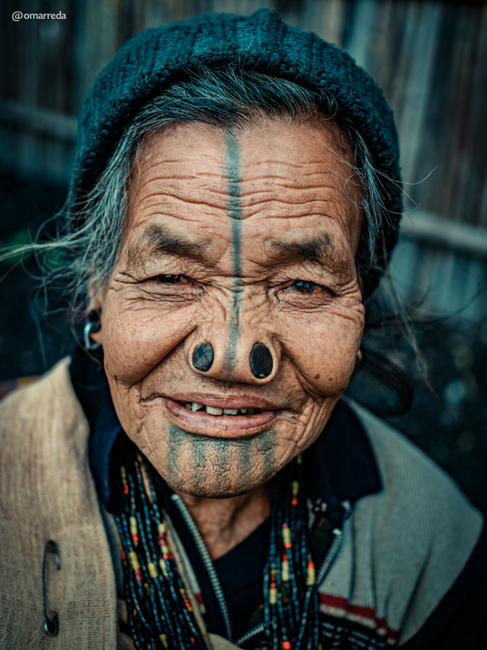 The Apatani tribe women and their startling nose plugs | The Vintage News