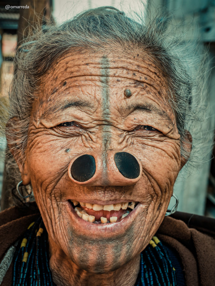 The Apatani tribe women and their startling nose plugs | The Vintage News