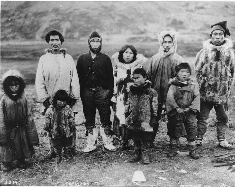 Fascinating Pictures Showing the Arctic Lifestyle of the Inuit People ...