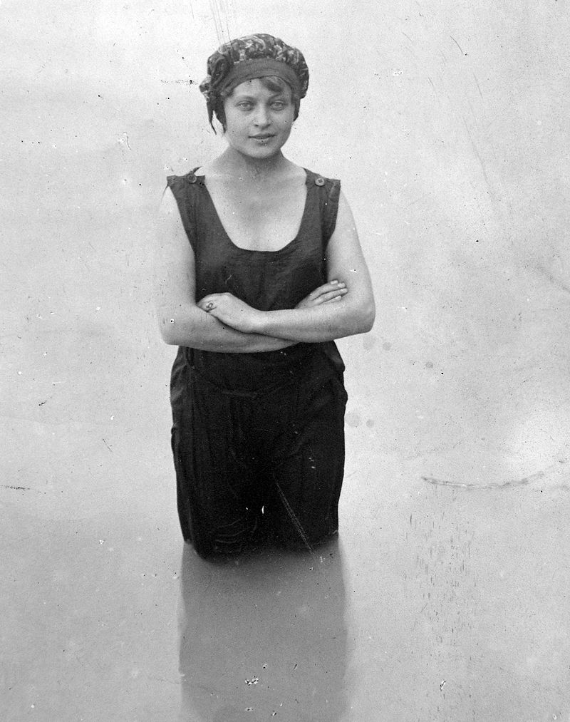 Outrageous! Victorian women in swimwear | The Vintage News