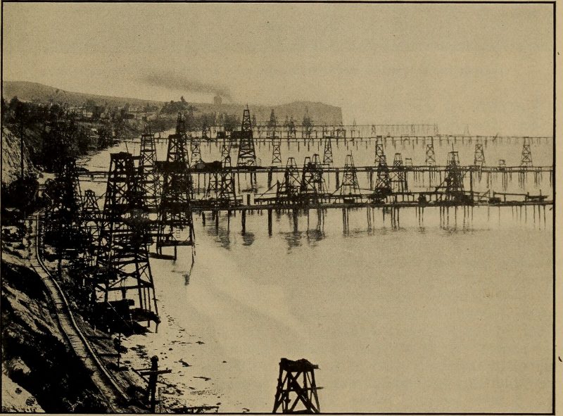 Photos: When Old California was Bursting with Oil Rigs | The Vintage News