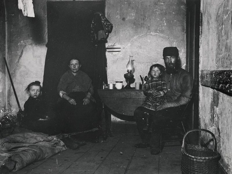 Haunting Photos Show Gritty Life in the New York Slums 130 Years Ago ...