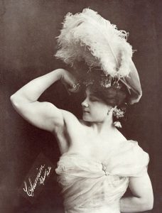 Mrs. Muscles! Photos of Vintage Strongwomen | The Vintage News