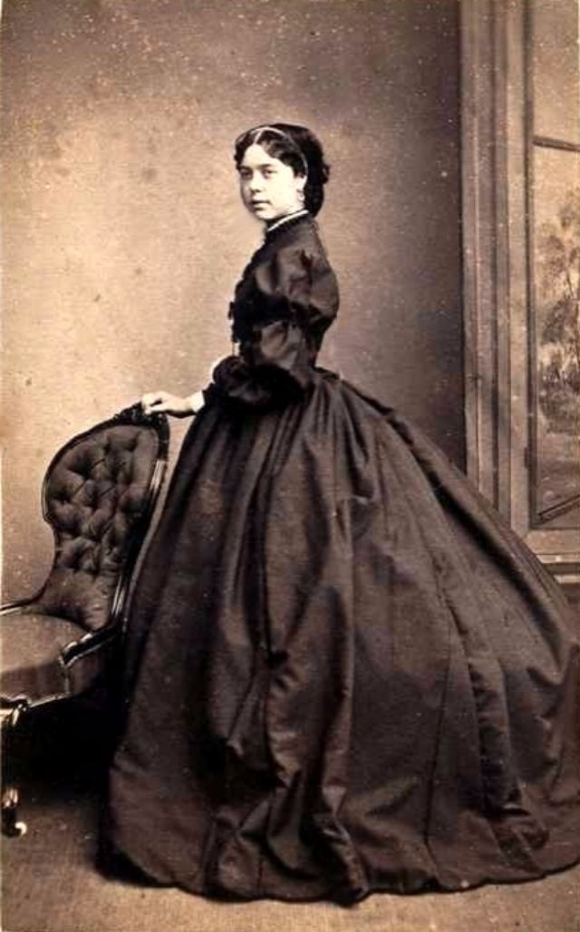 Vintage Supermodels - “Glamorous” Dresses in the 1860s | The Vintage News