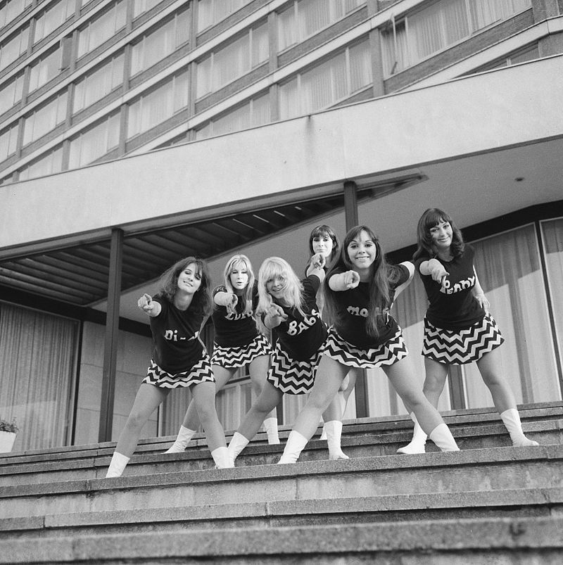 Girls in the 60s: Vintage Fashion Photos From the Swinging Sixties ...