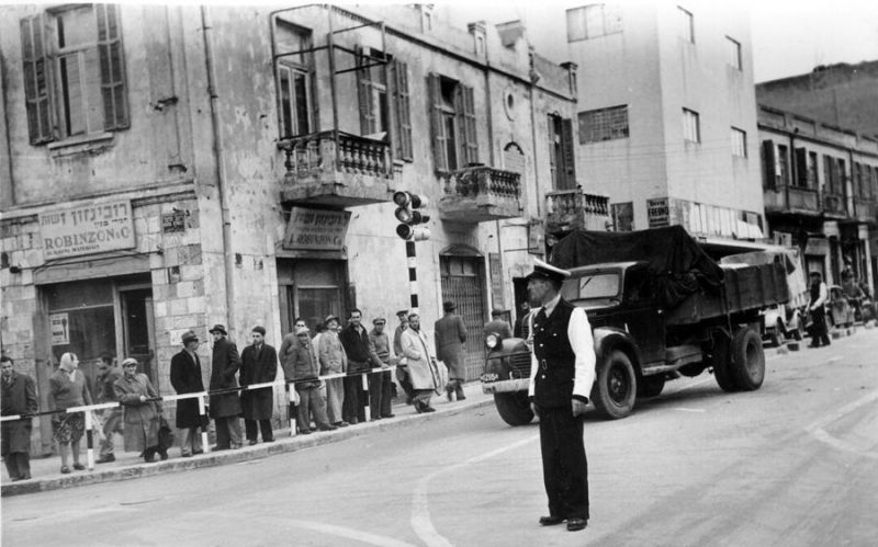 Red Means Stop! The Curious History of Traffic Lights | The Vintage News