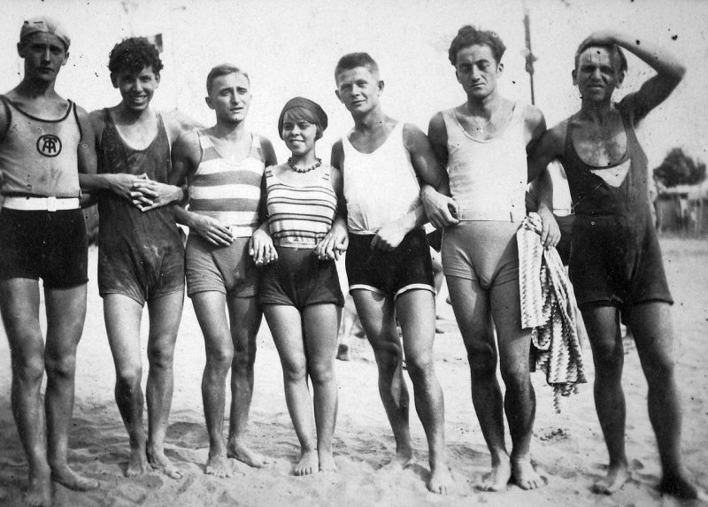 Roaring Twenties Beach Fashion - Photos of the Classic Unisex Bathing ...