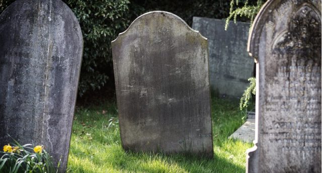 10 Famous Historical Figures who have Unmarked Graves | The Vintage News