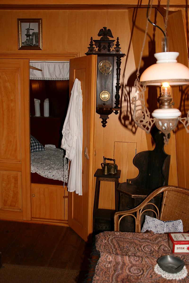 People are Starting to Sleep in Medieval "Box Beds" Again | The Vintage ...