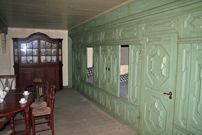 People are Starting to Sleep in Medieval "Box Beds" Again | The Vintage ...