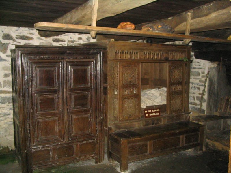 People are Starting to Sleep in Medieval "Box Beds" Again | The Vintage ...