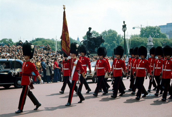 Bizarre Rules and Protocol of the Queen’s Royal Guard | The Vintage News