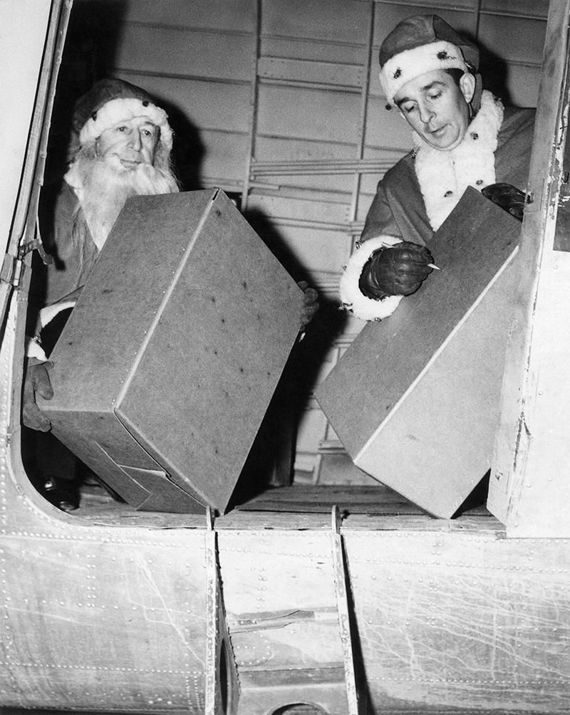 90 years Later: 'Flying Santa' of New England Still Drops Gifts from a ...