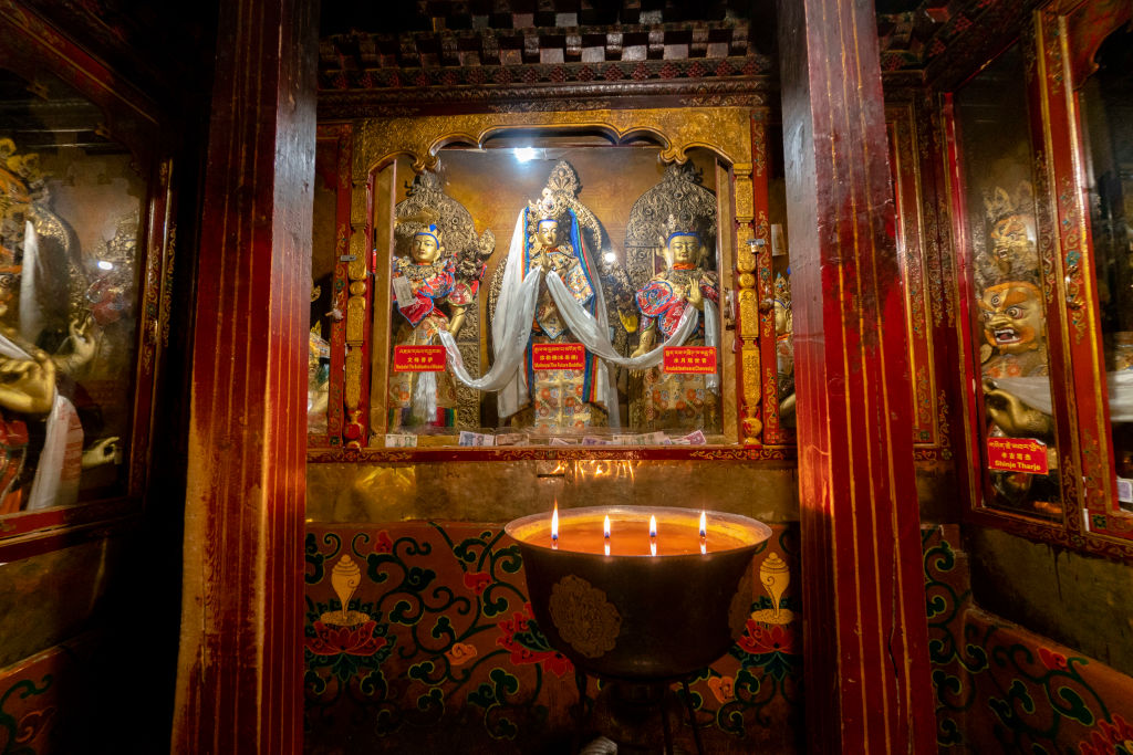 Amazing Images Show Life Inside the Remote Buddhist Capital of Tibet ...